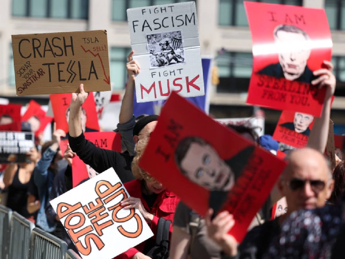 Cientos de manifestantes contra Elon Musk ante concesionarios de Tesla ...