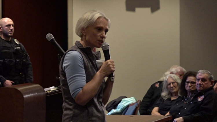 Loud and vocal crowd greets Indiana Rep. Victoria Spartz at Muncie town ...