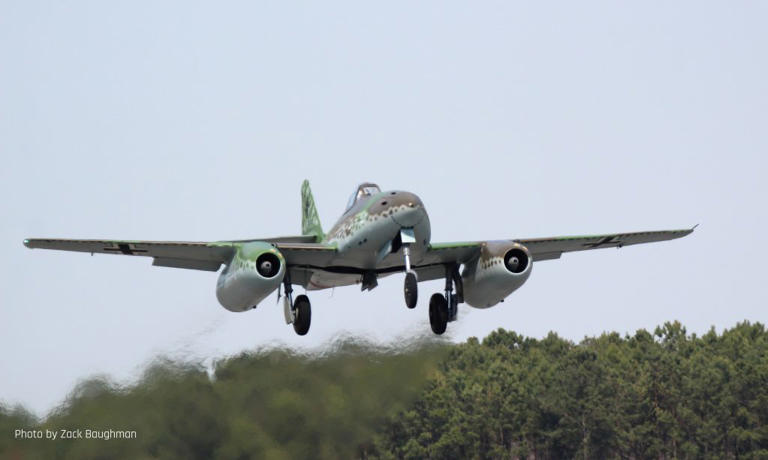 Messerschmitt Me 262 Flies Again: Military Aviation Museum's Replica ...