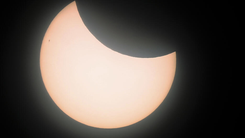 🌟 The Bright Side: Partial solar eclipse seen across the Northern ...