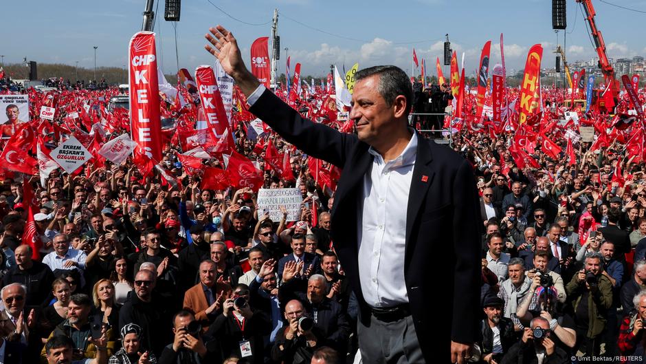 Turkey: Hundreds of thousands join growing Istanbul protest