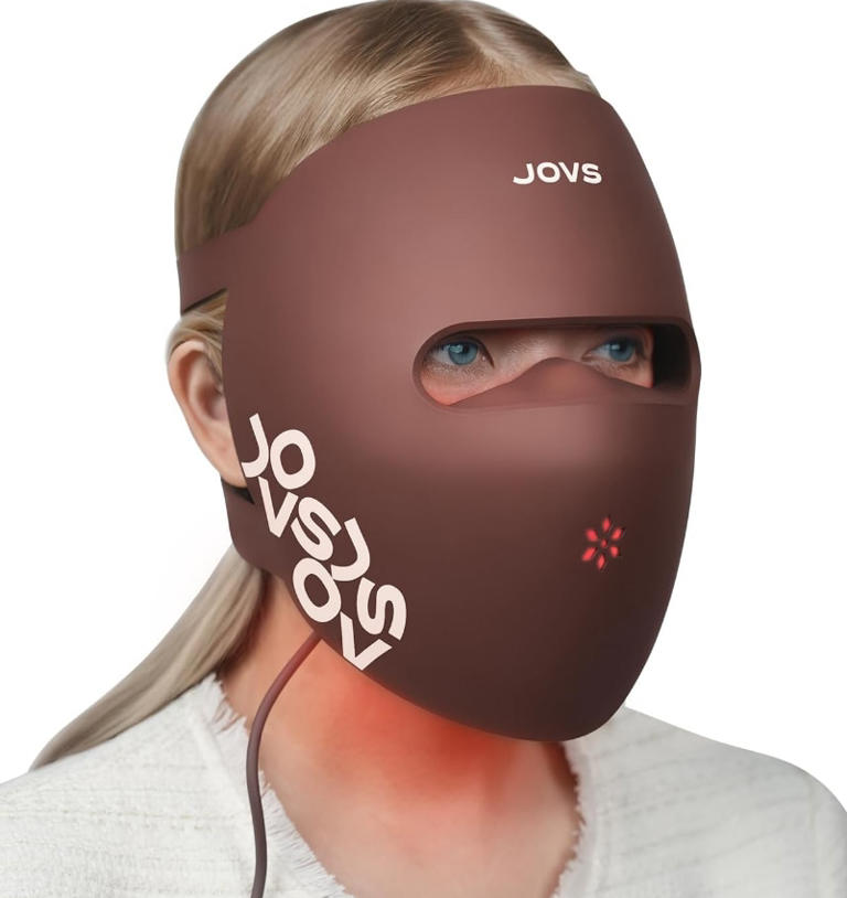 Jennifer Aniston's scary looking face mask is 6x more powerful than LED ...