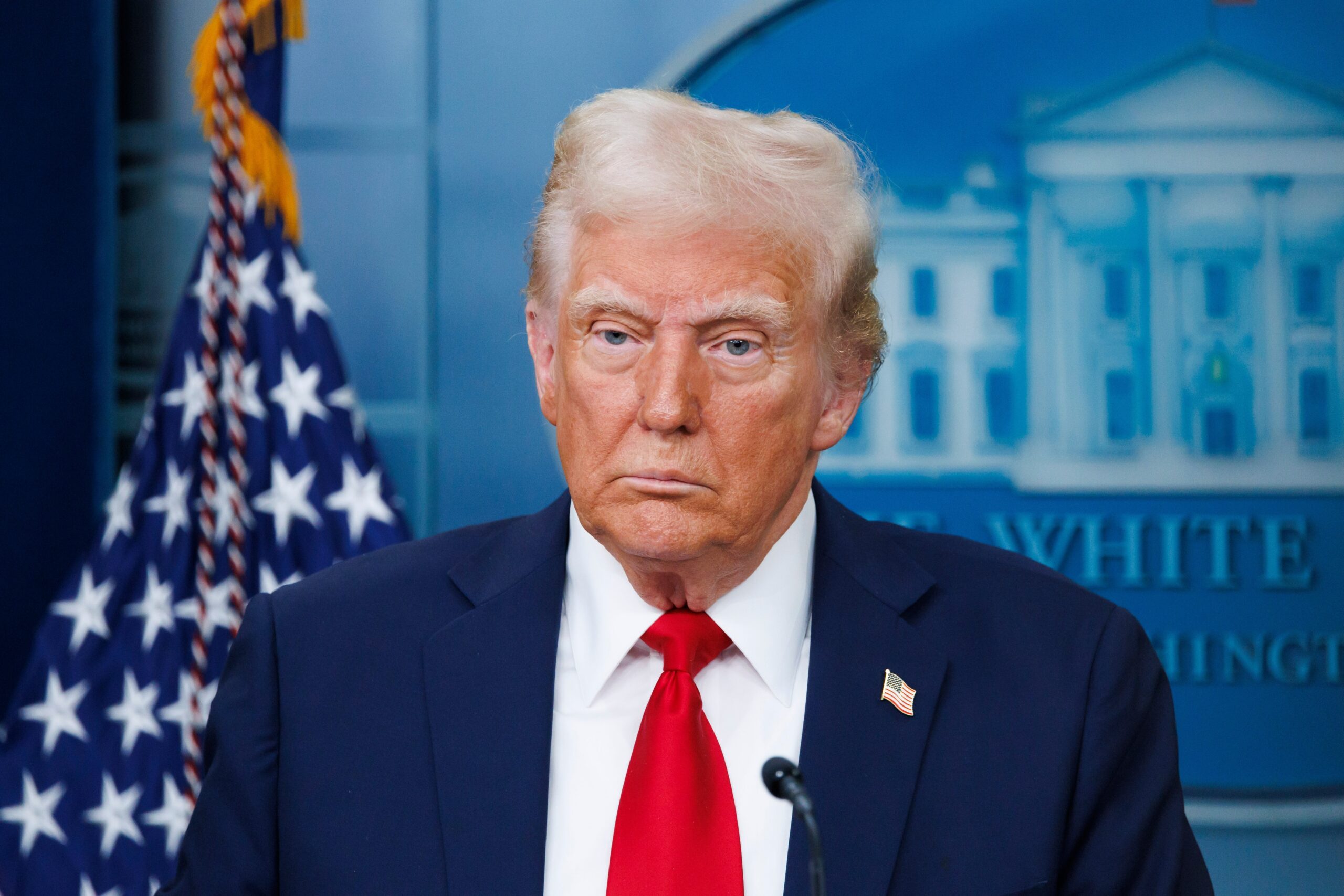 Trump truer Apple og Samsung med 25 % toll – krever produksjon i USA