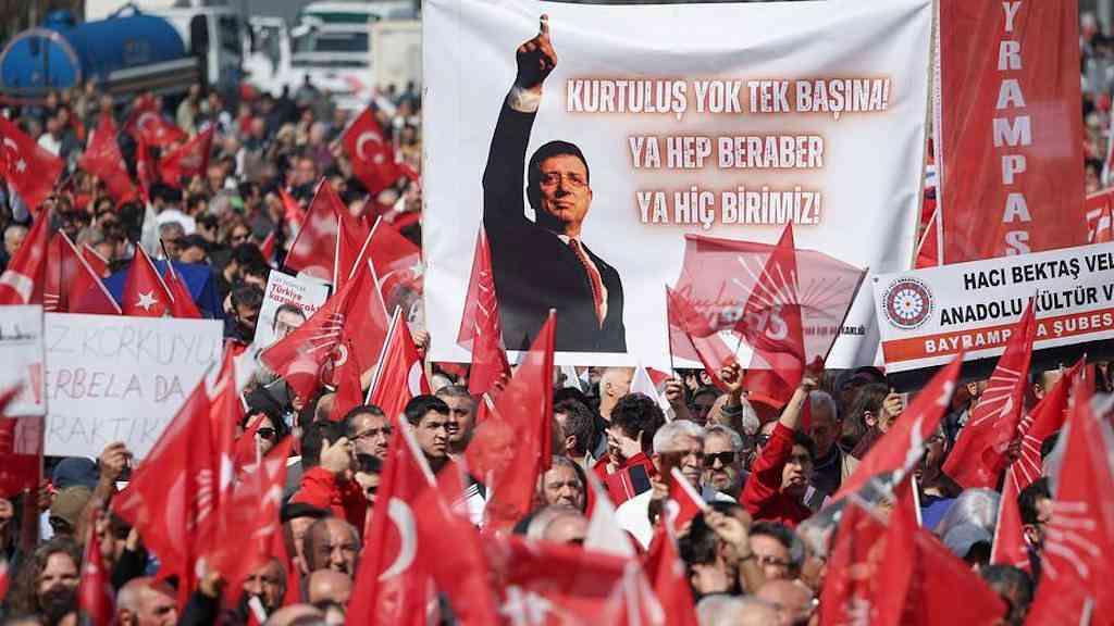 Turcos vão às ruas em protesto contra prisão de opositor