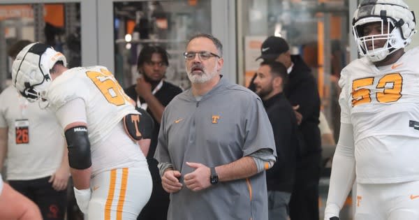 Tennessee OL coach Glen Elarbee talks replacing four starters