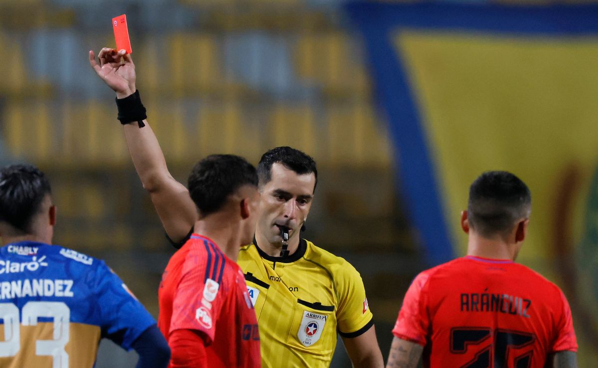 Alejandro Lorca barre el piso con la voltereta del arbitraje hacia ...