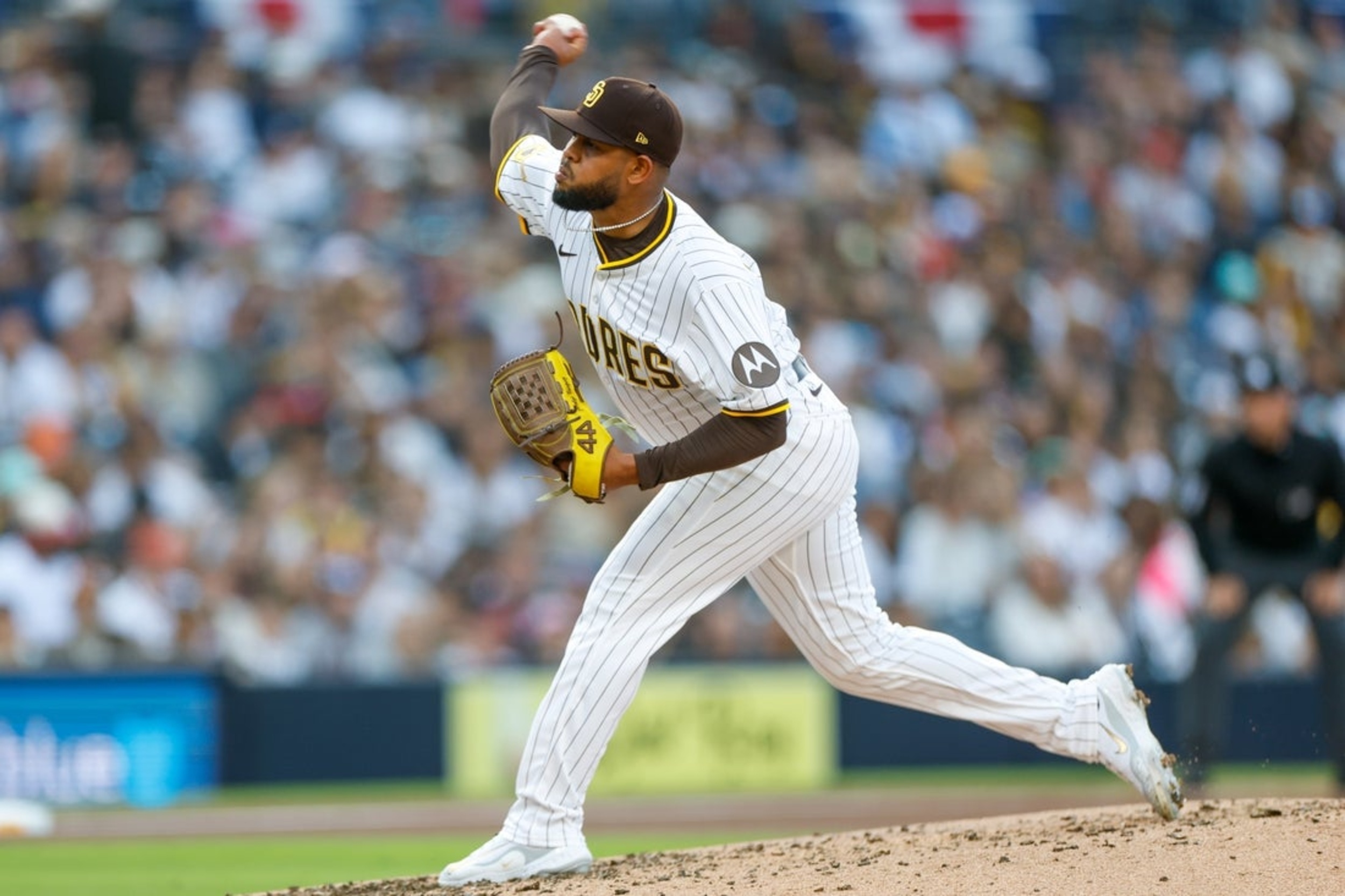 Pinch-hit single helps Padres eke out 1-0 win over Braves