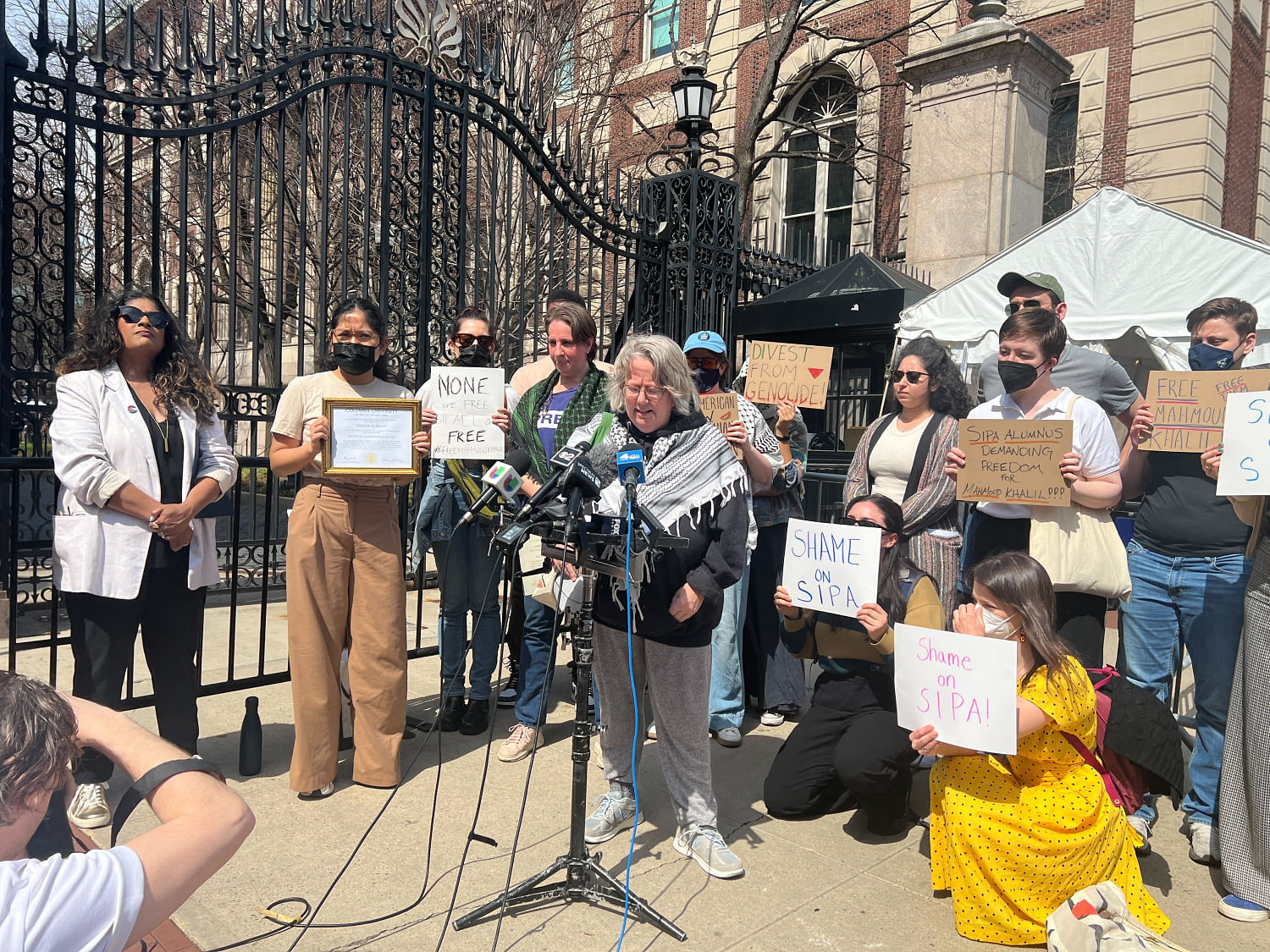 Columbia University alumni rip up their diplomas in protest of school ...