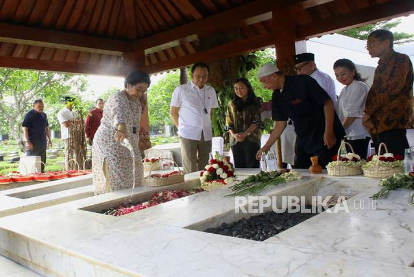 Megawati Nyekar ke Makam Taufiq Kiemas dan Fatmawati Jelang Lebaran