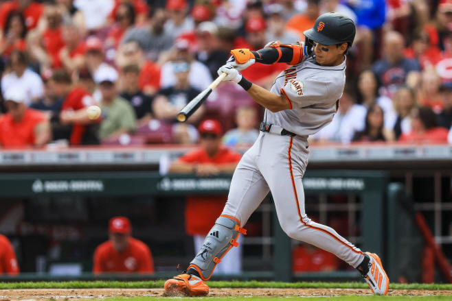 이정후, 첫 안타·타점·도루 신고…총알타로 시즌 기대감