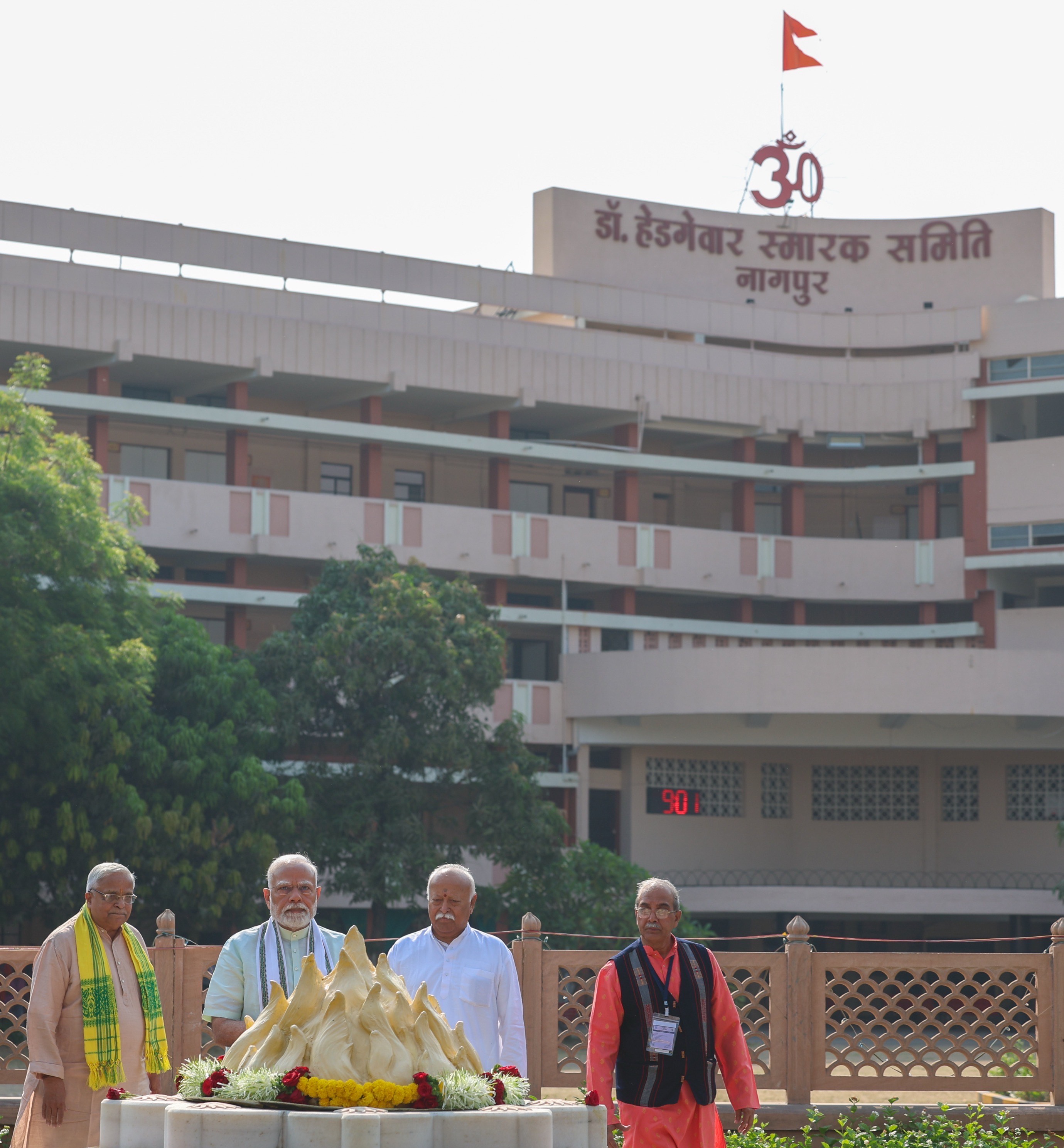 Modi visits RSS headquarters, calls Sangh banyan tree of Indian culture