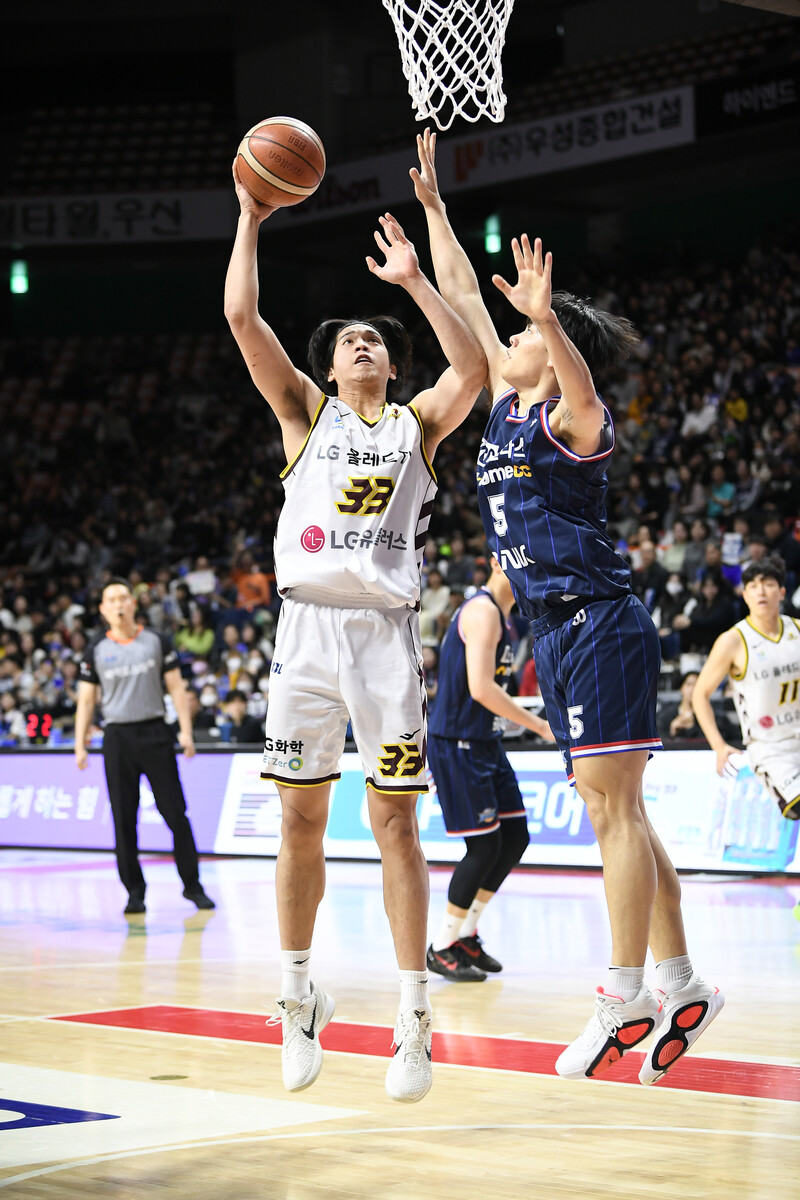 [BK 리뷰] '삼각편대 맹위' LG, KCC에 낙승... 다시 '단독 2위'