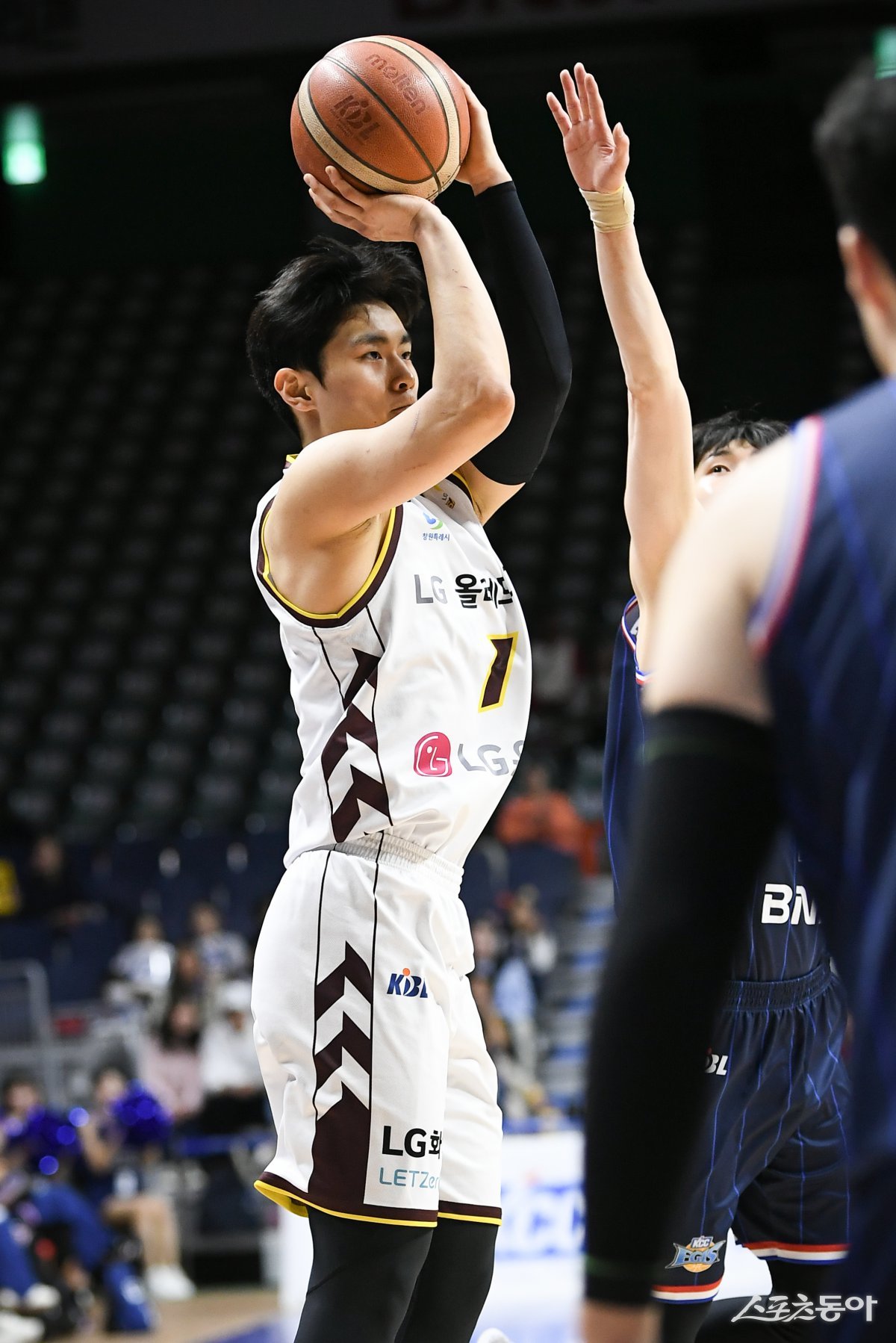 4경기 연속 3점포 5방씩 터트린 유기상, 19G 연속 3점슛 성공…적지서 KCC 잡은 LG, 하루 만에 2위 복귀