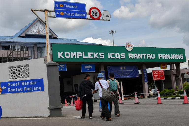 Long queues at ICQS Rantau Panjang as Malaysia-Thailand travellers head home for Raya
