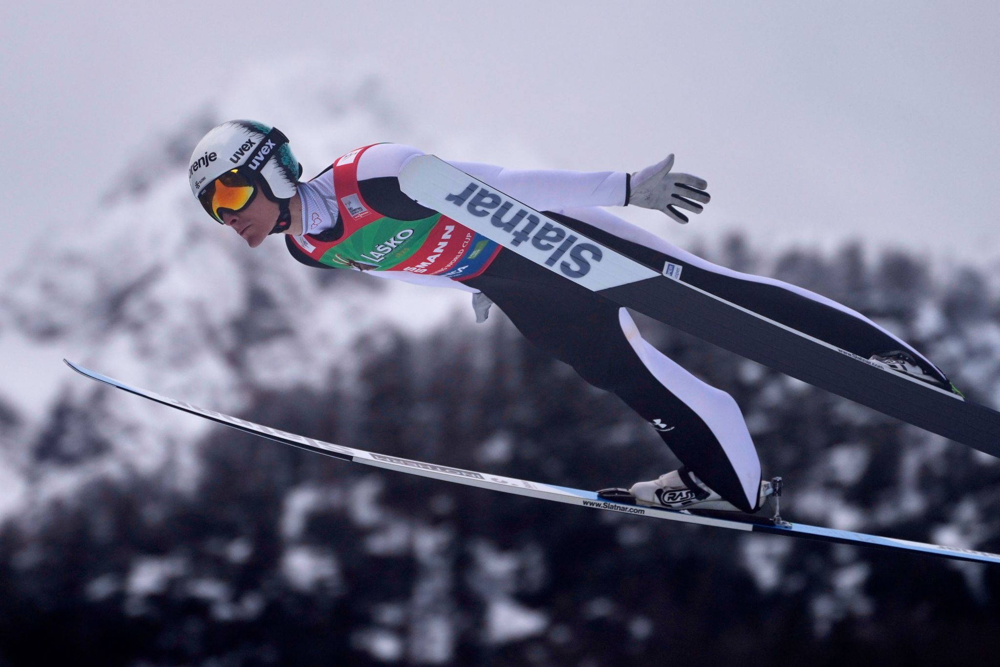 Slowene Prevc fliegt zu Weltrekord, Wellinger auf Rang drei