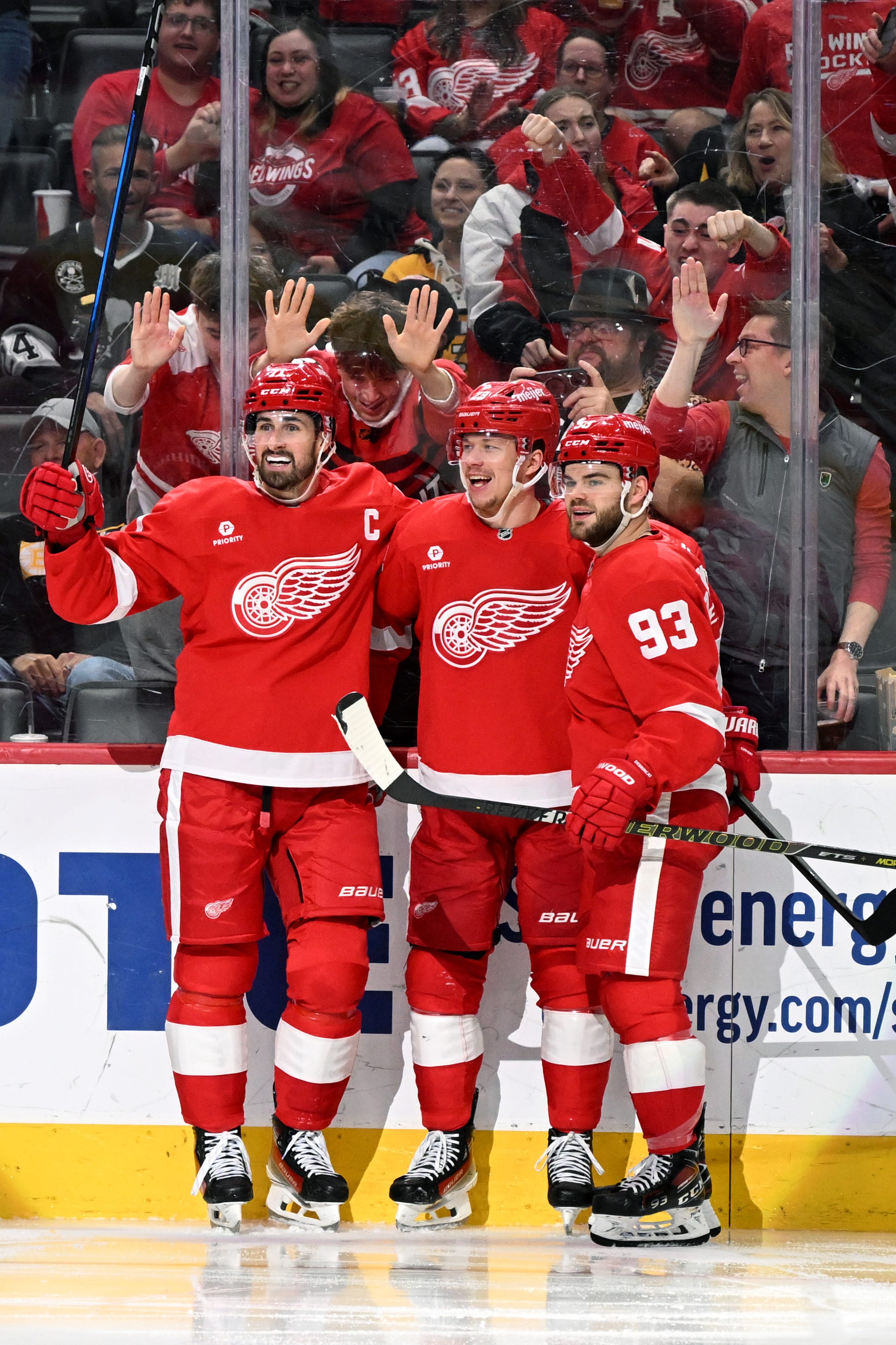 Detroit Red Wings gash Boston Bruins behind young scorers, 2-1, at home