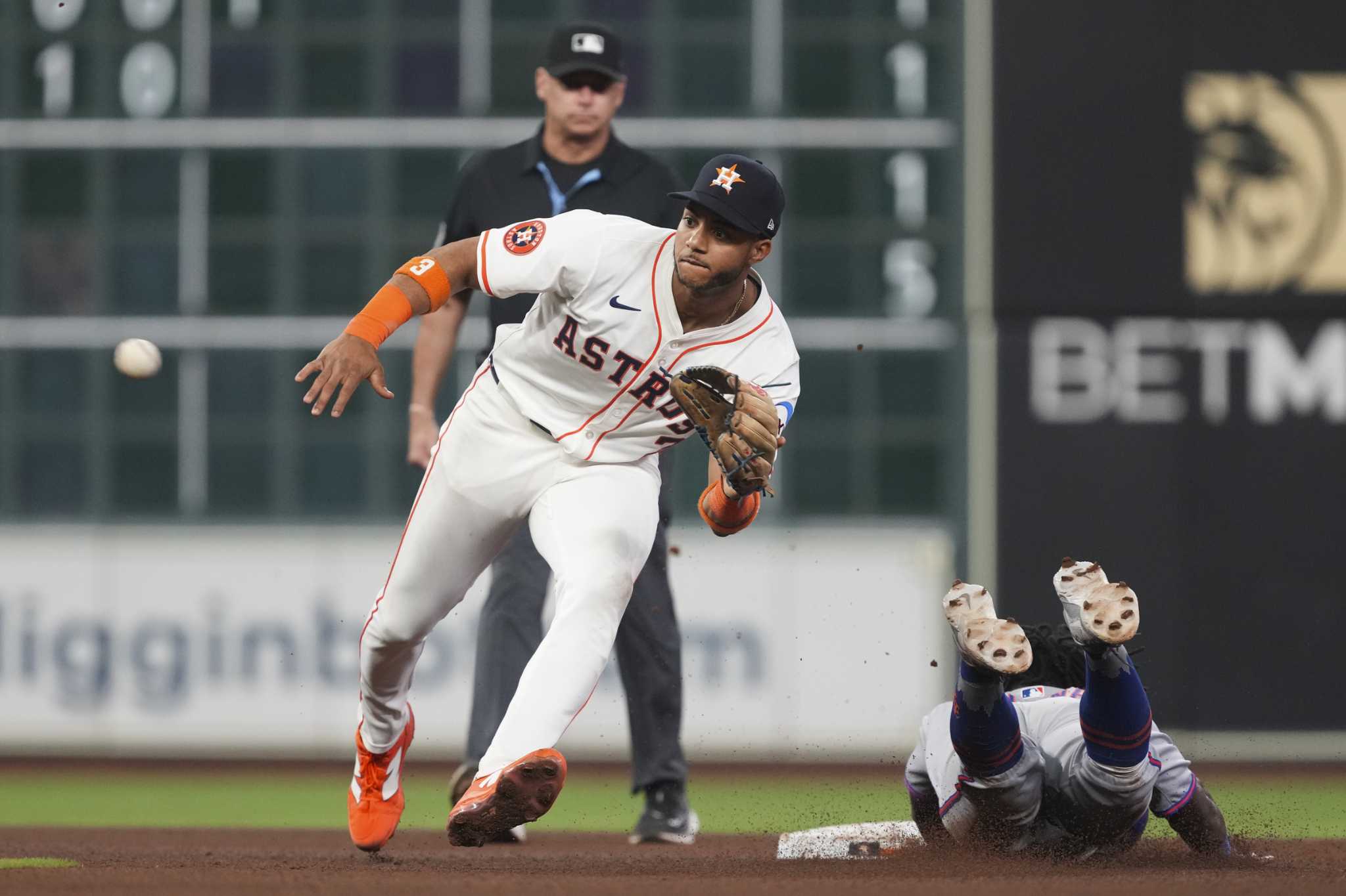 Astros' Jeremy Peña explained his 'unorthodox' setup at shortstop while ...
