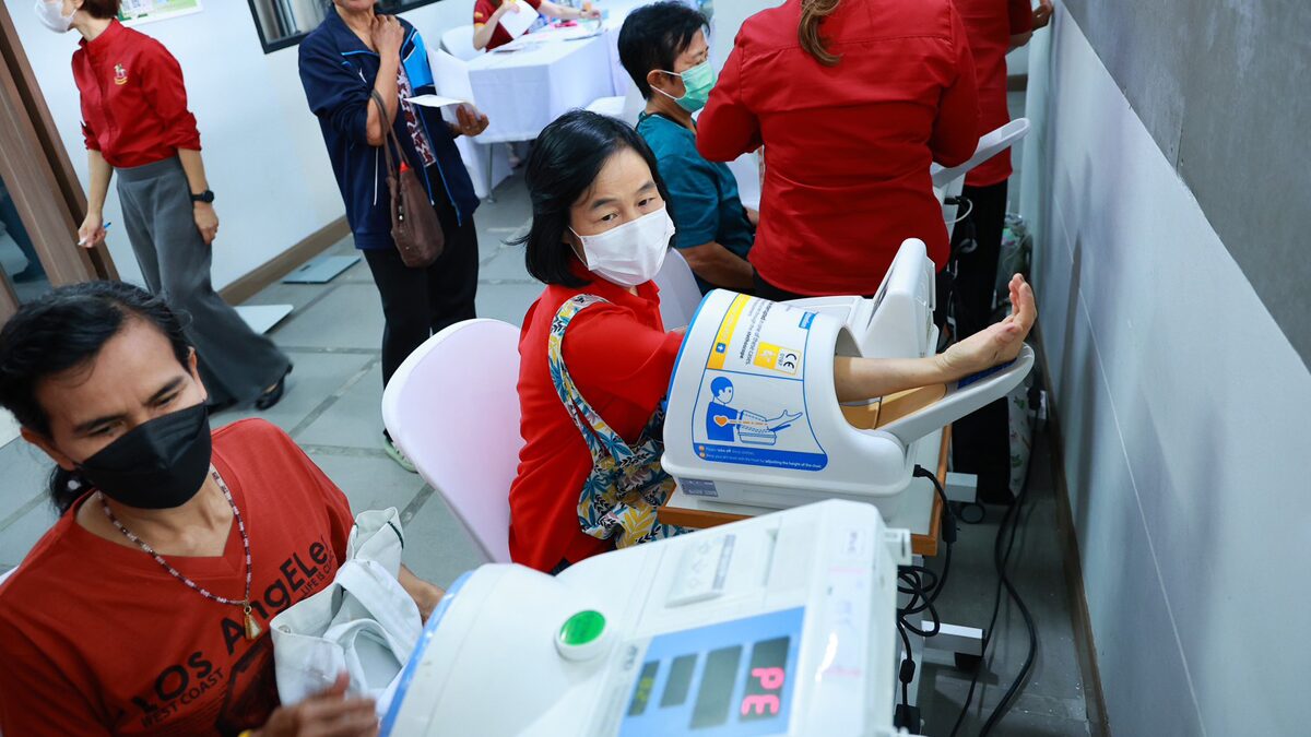 คึกคัก! Healthcare Mini ‘สุขภาพดี ที่ประชาชื่น’ ตรวจสุขภาพตา-เช็กร่างกายฟรี