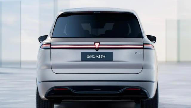 长安深蓝CEO邓承浩表示，深蓝S09售价30万起，性价比如何？