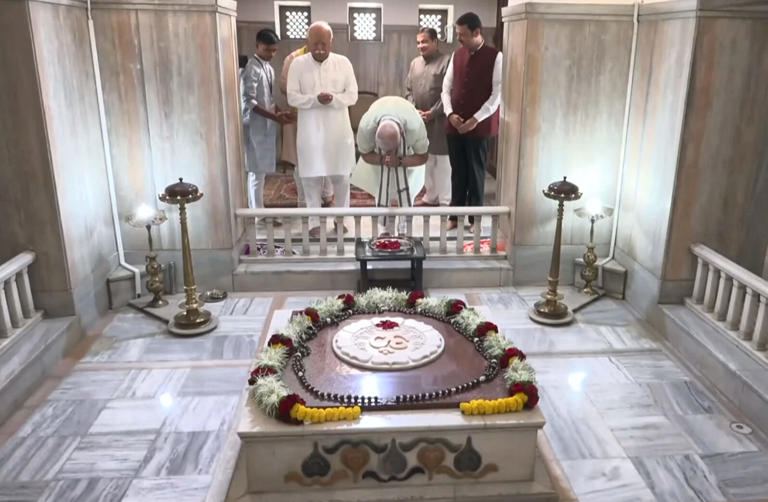 Modi visits RSS headquarters, calls Sangh banyan tree of Indian culture