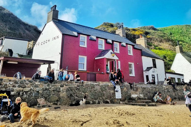 The stunning Welsh seaside pubs where the views are as good as the pints