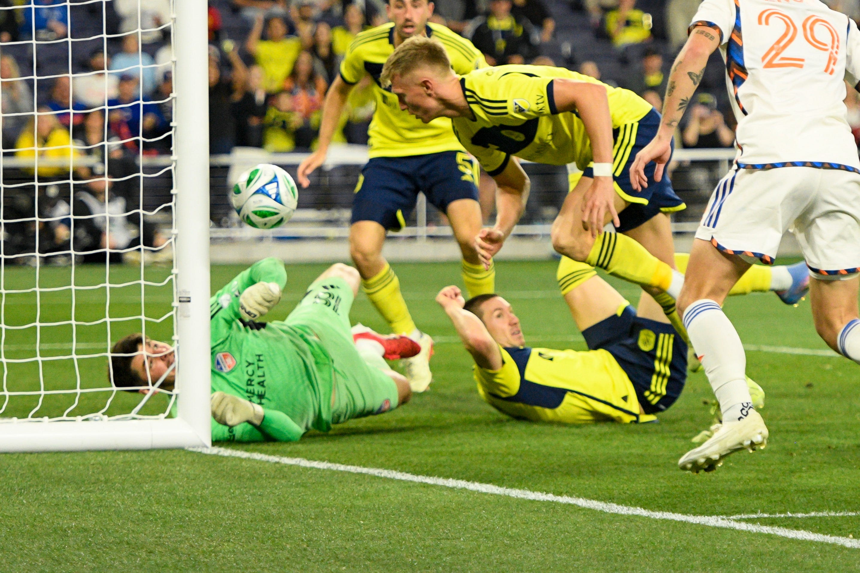 Nashville SC falls to FC Cincinnati 2-1 after late penalty; winning ...