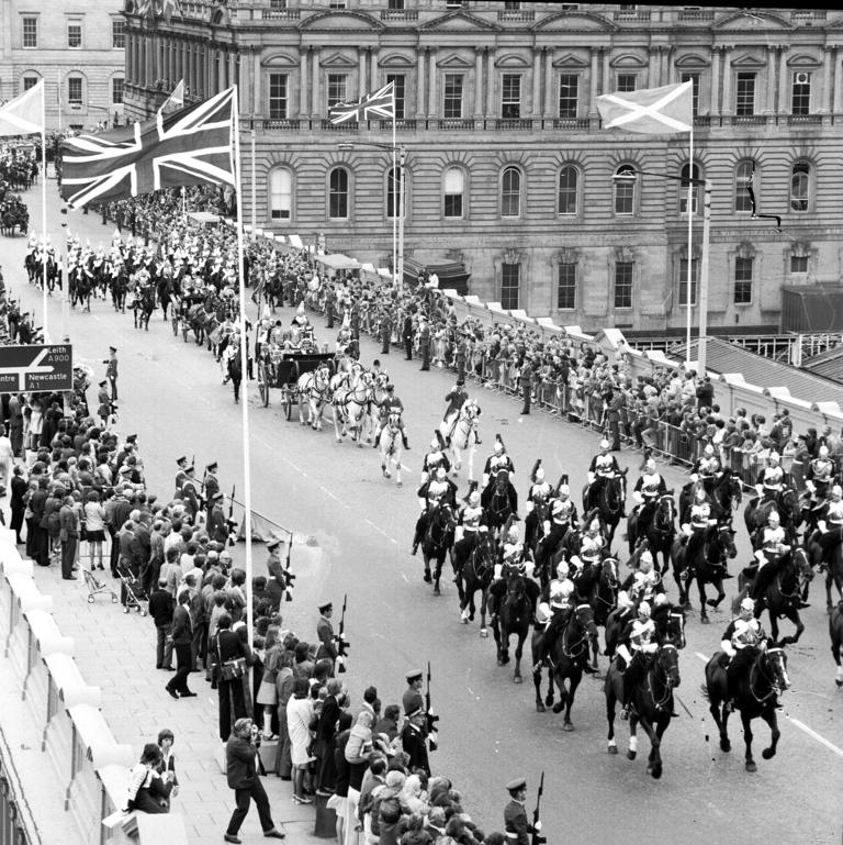 Edinburgh Retro: 29 fascinating pictures of North Bridge through the ...