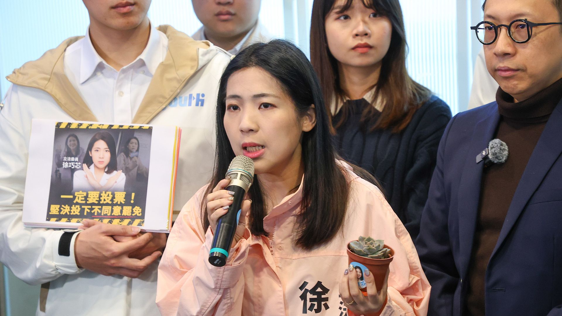 誰能搶救徐巧芯？罷免二階連署破萬份 黃暐瀚點名5連霸大咖得出手：事情就過了