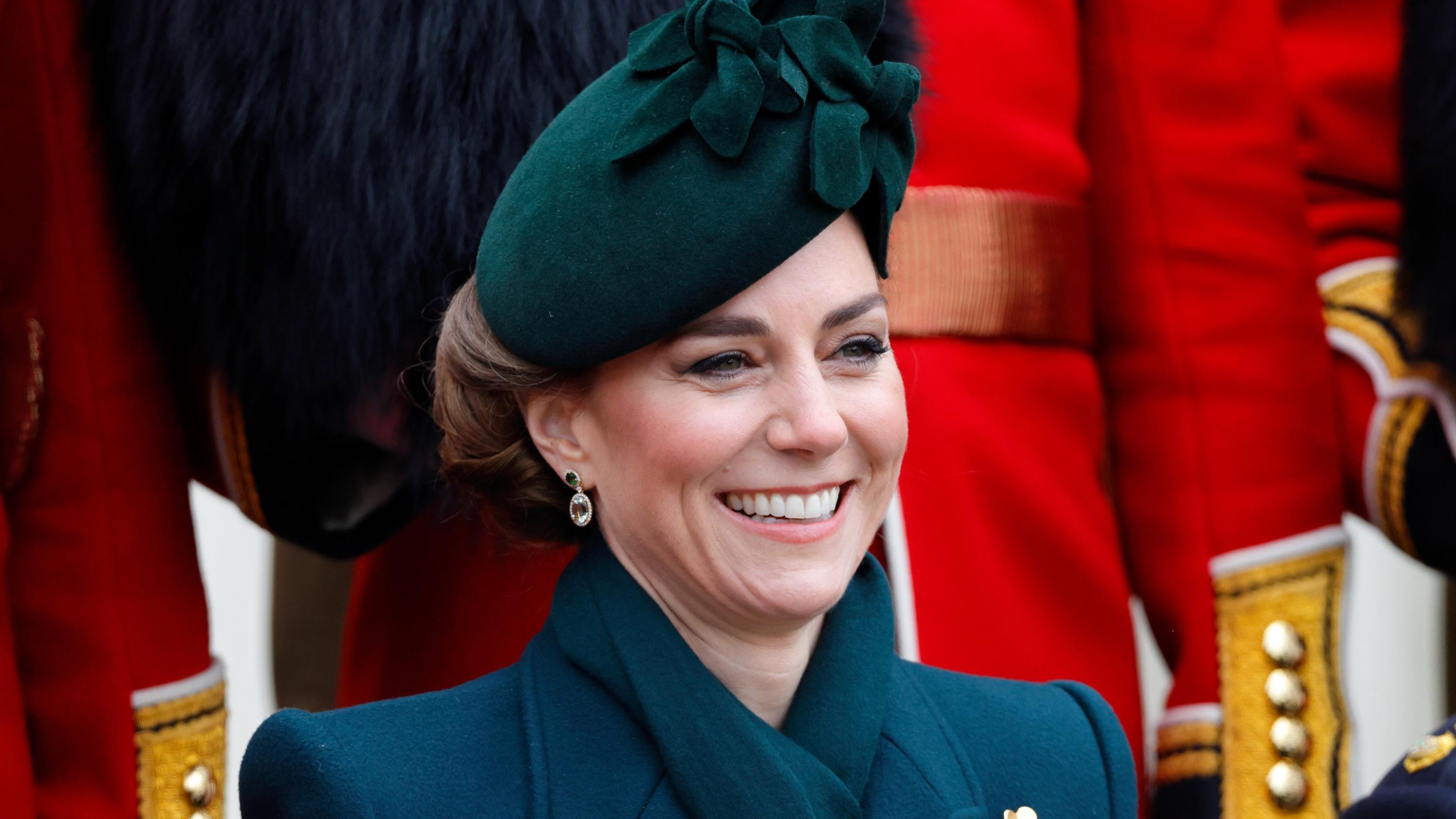 Un an après la polémique Photoshop, Kate Middleton partage une ...