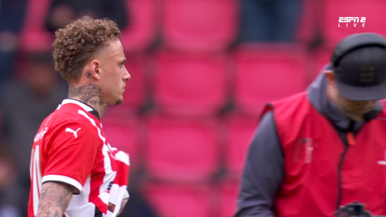 Noa Lang loopt direct na kansloze nederlaag tegen Ajax naar tegenstander voor shirtruil
