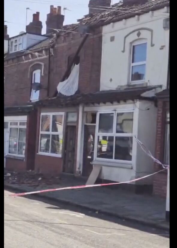 'Bomb squad' rushes to house in Leeds following reported explosion