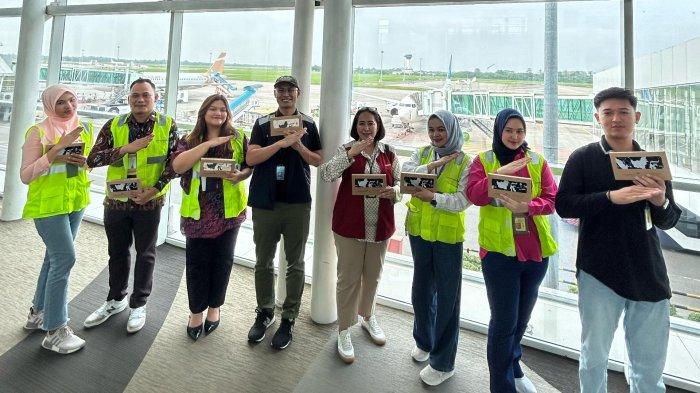 The Reiz Suites andamp Garuda Indonesia Bagi Merchandise Eksklusif ...