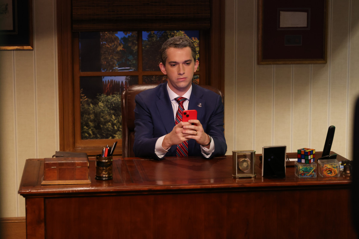 Saturday Night Live Cold Opening: SNL Spoofs Signal Scandal