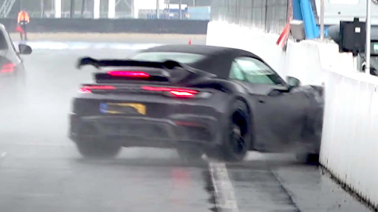 Cette Porsche 911 Turbo s'encastre dans un mur lors d'une course en ligne