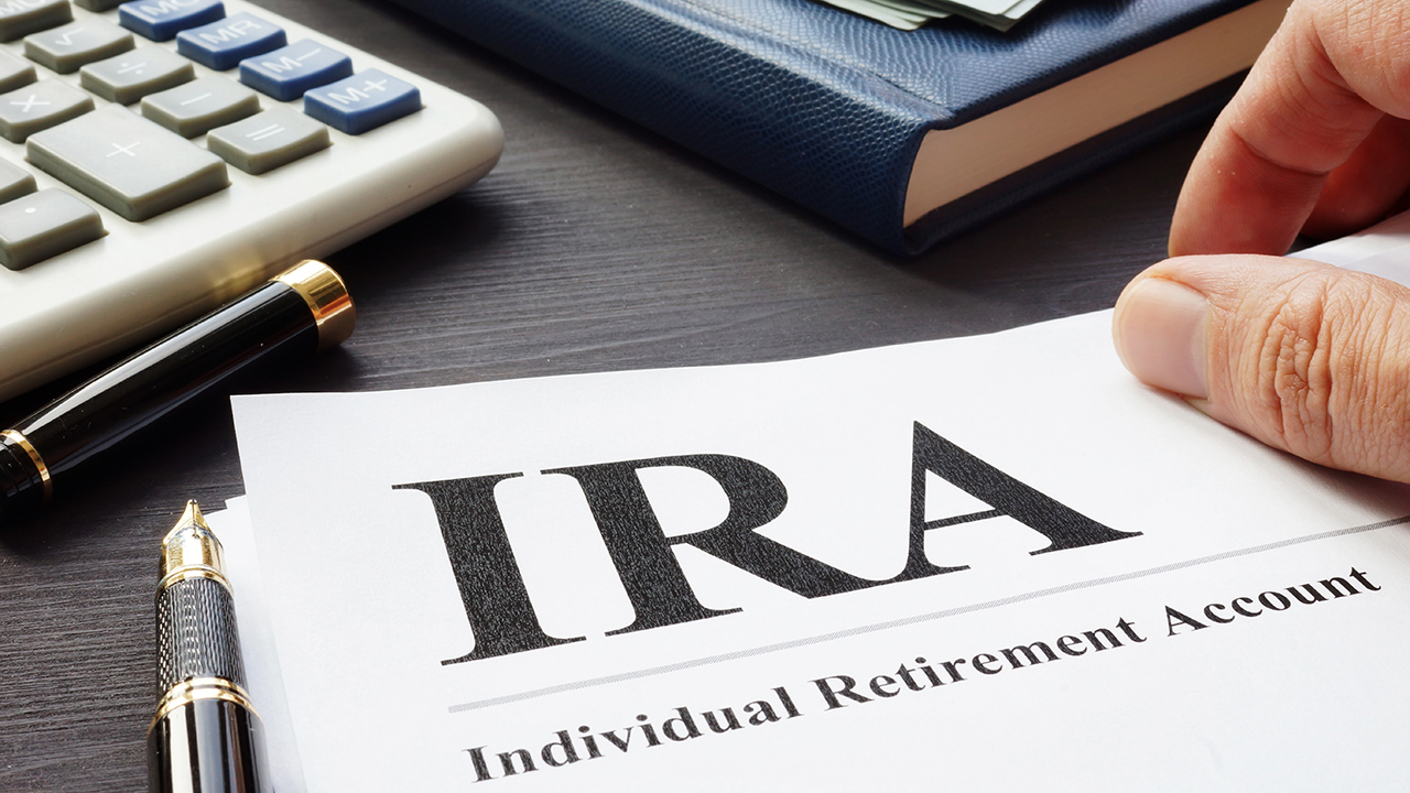 Retirement plannomg: the differences between a traditional and Roth IRA