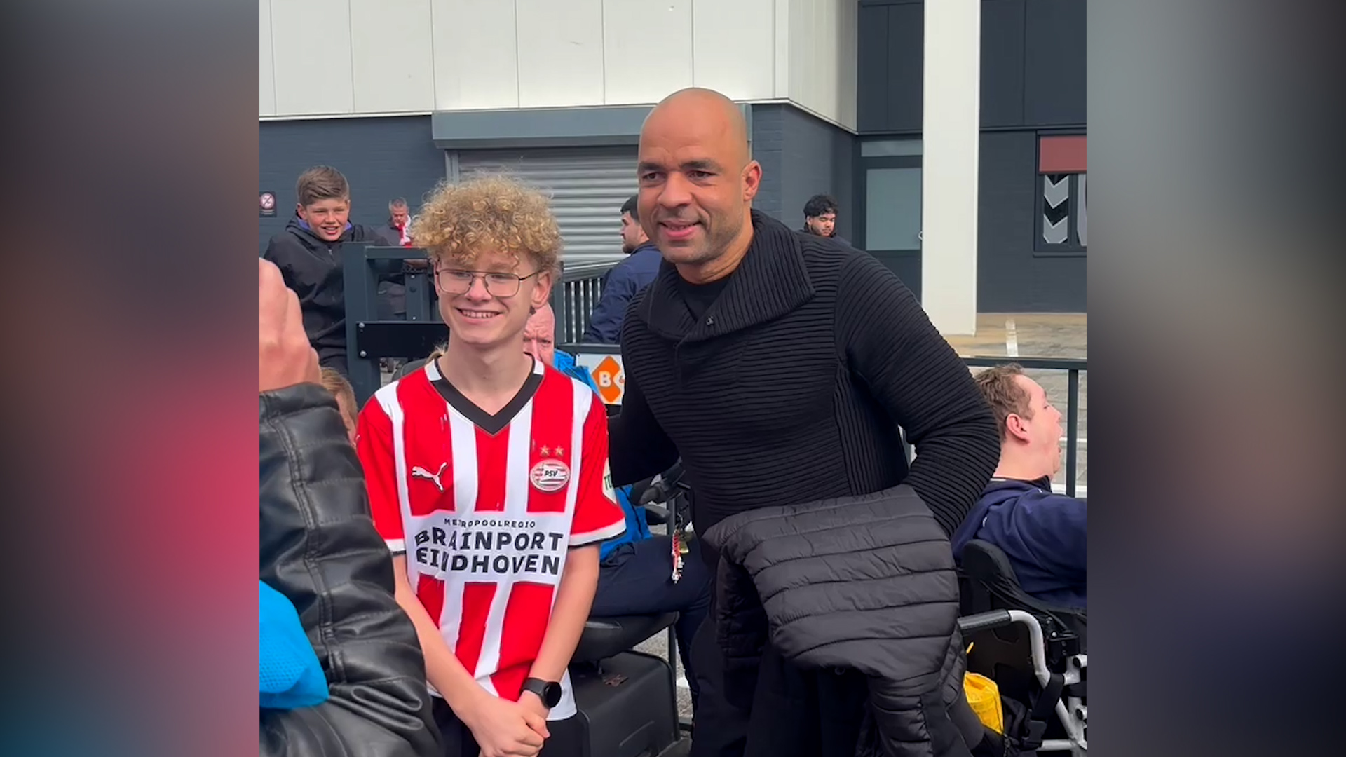 Prachtige beelden: PSV-legende Alex alias De Tank tijdelijk terug in ...