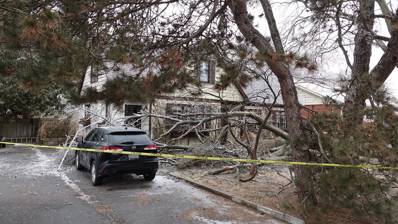Thousands without power as storm hammers eastern Ontario for second day
