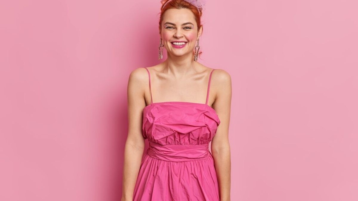 Qué significa que una mujer ame vestir de rosa, según la psicología