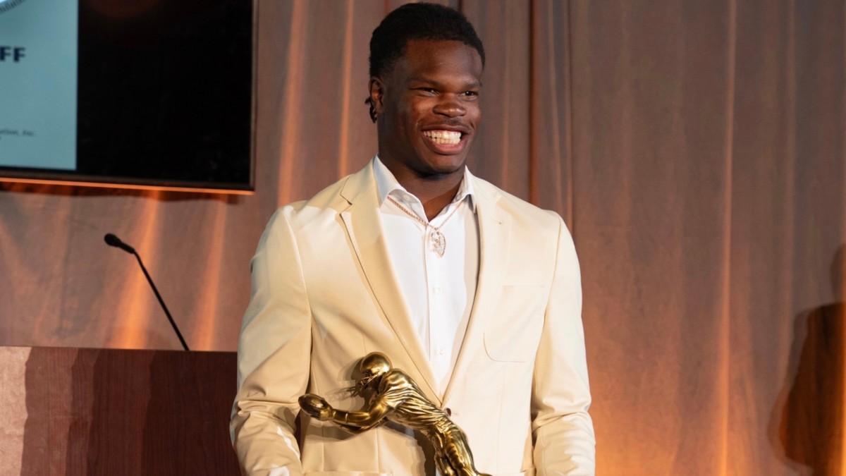 Travis Hunter presented with Biletnikoff Award as nation's top receiver