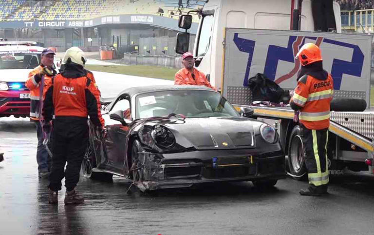Porsche 911 Turbo loses control and crashes into a wall during drag ...