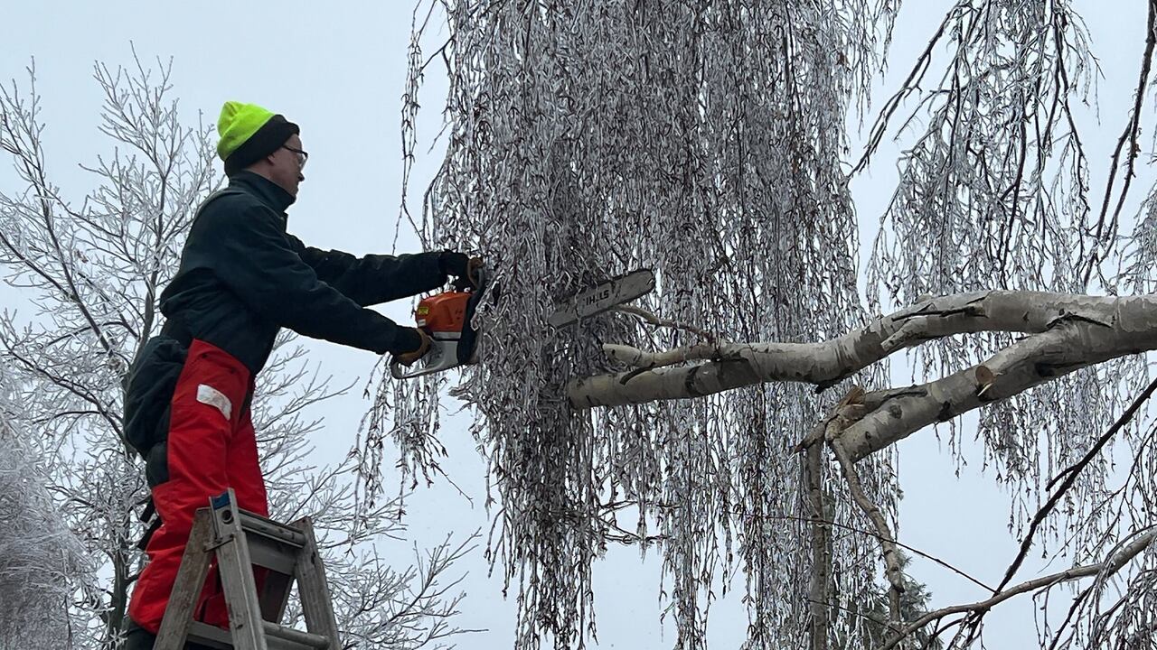Spring ice storm leaves over 400,000 without power in Ont., Que.