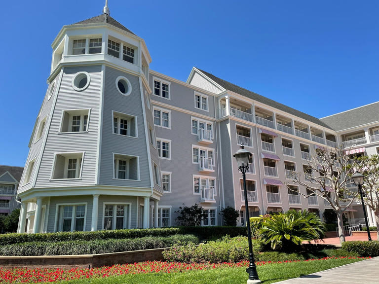 Florida Man Grabs Guest By The Neck After Mistaking That He Was Cut in ...