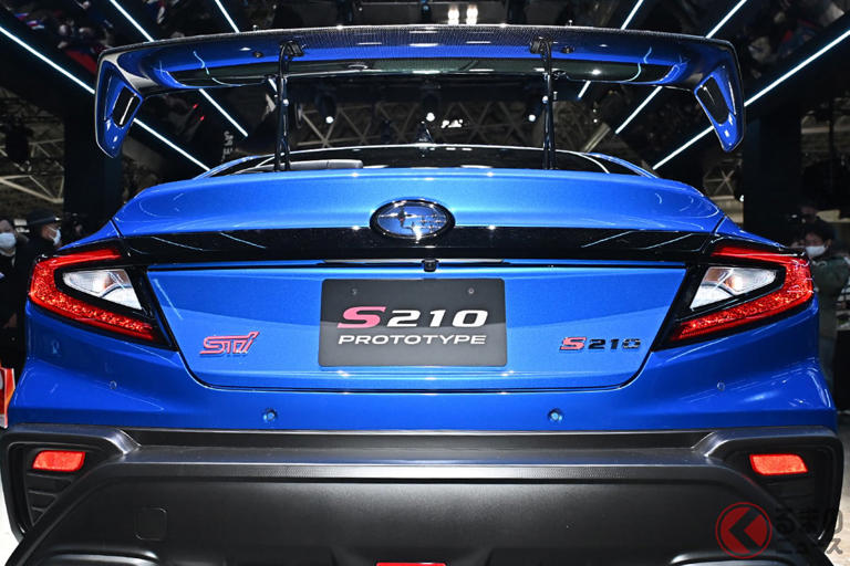 スバル「“新”スポーツセダン」登場！ 300馬力の「“高性能”水平対向ターボ」＆シリーズ初“2ペダル”搭載!? 斬新“イエローボディ”も爆誕の「S210」のスゴさとは