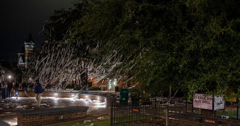 Auburn students epically roll Toomer’s Corner following Final Four berth