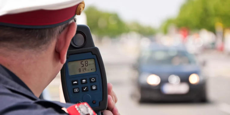 Mit 108 km/h durch 50er-Zone: Polizei stoppt jungen Raser