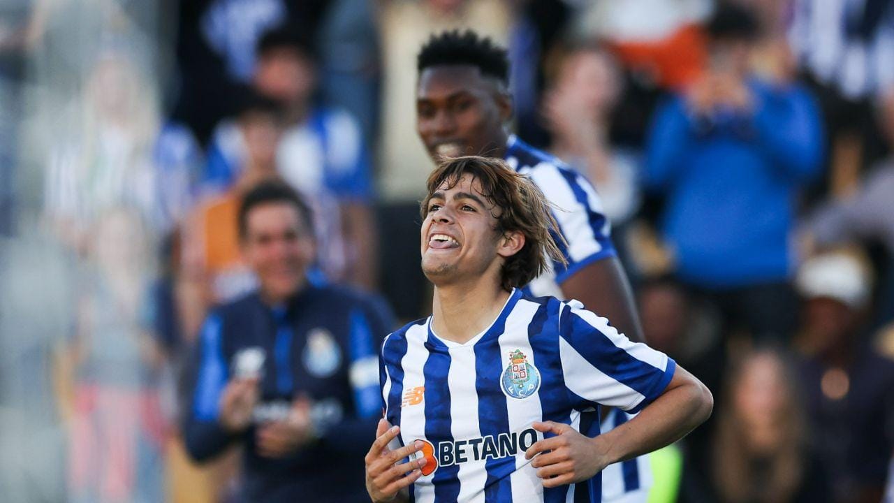 FC Porto multado por insultos ao Benfica e Estoril pela adepta que foi ...