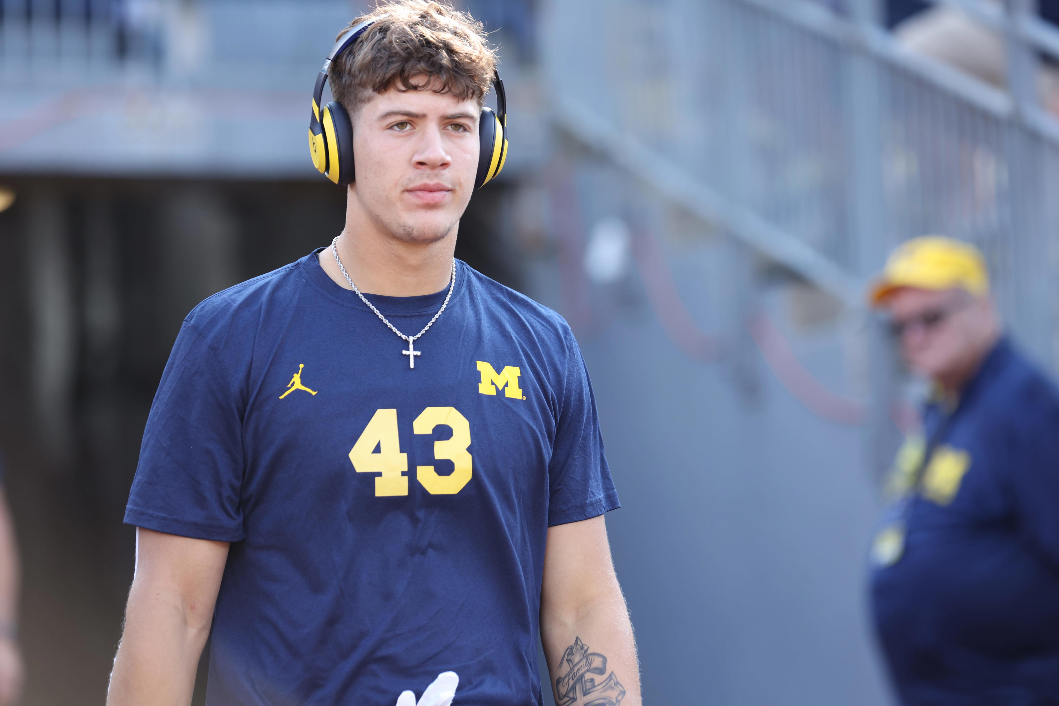 Who is standing out at tight end for Michigan football in spring ball?