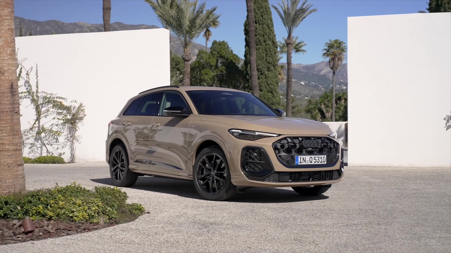 The new Audi Q5 SUV Exterior Design in Sakhir gold metallic