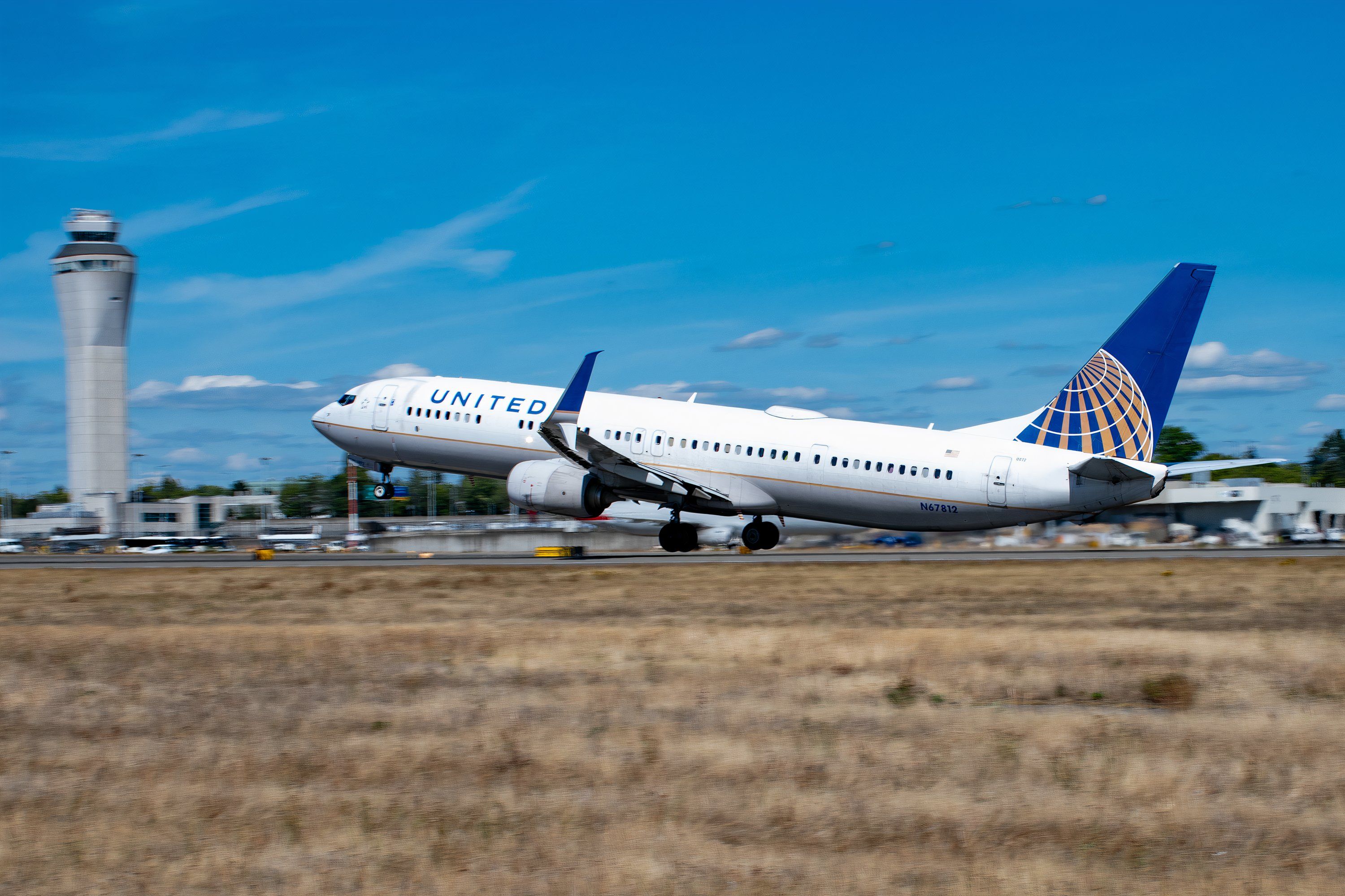 FAA Administrator Hopes To Hire 2,000 More Air Traffic Controllers This ...