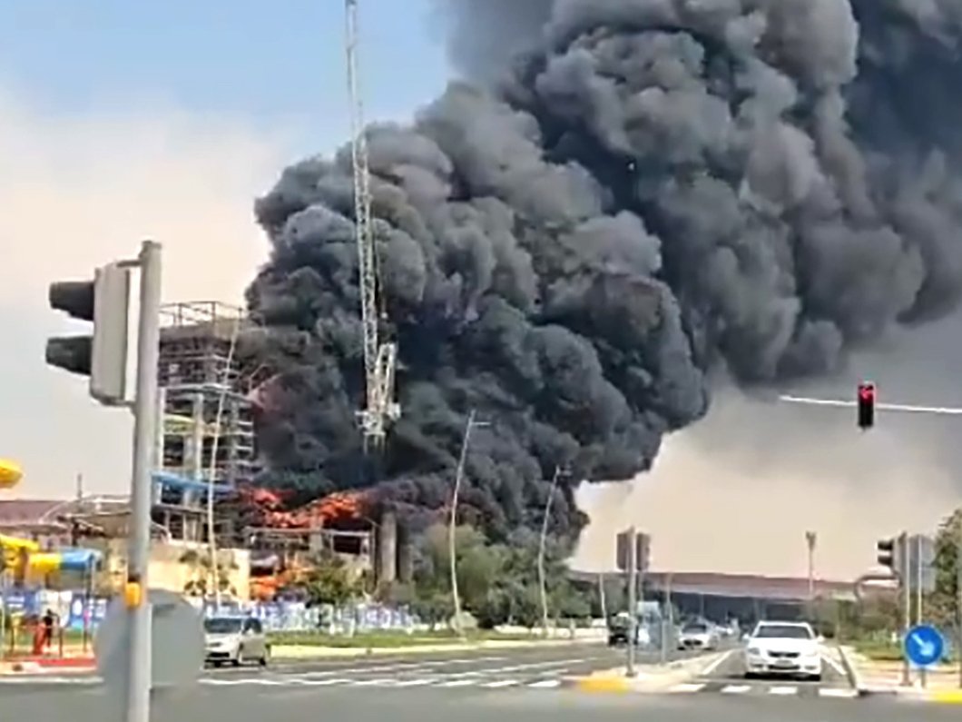 Fire in water park: water slide burns down